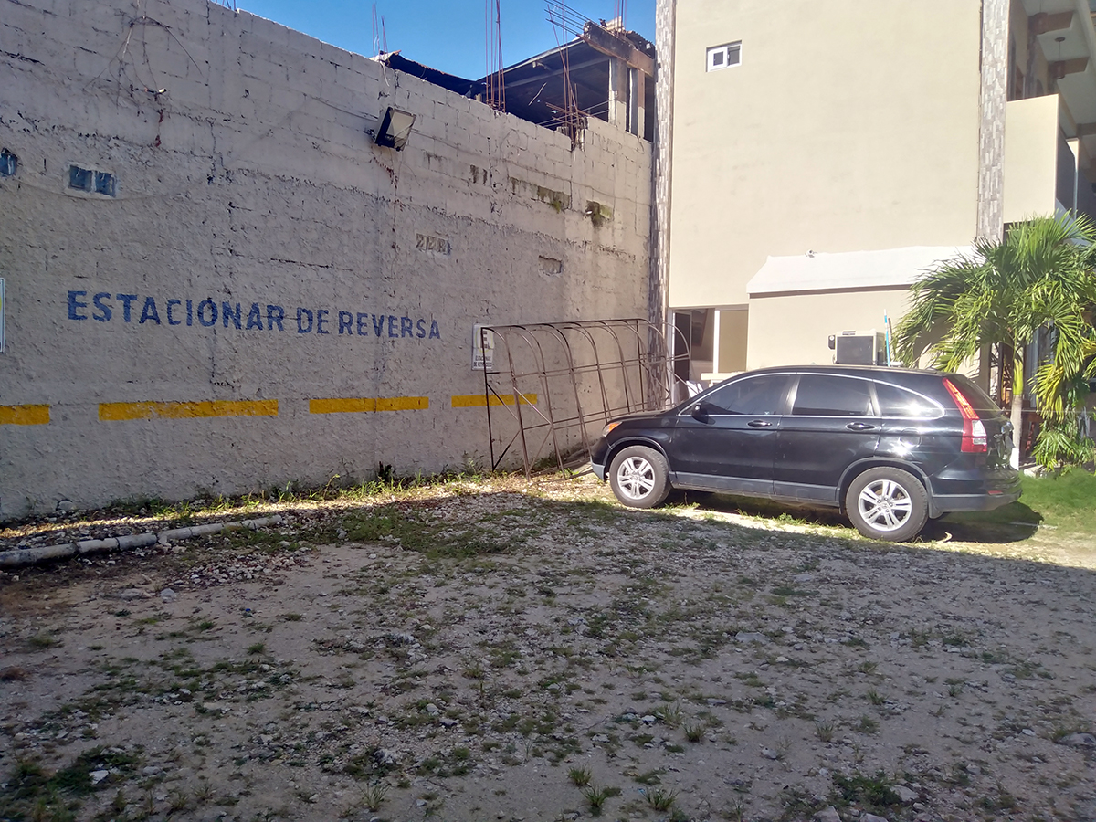 Amplio Parqueo - HOTEL MAXIMOS PETEN