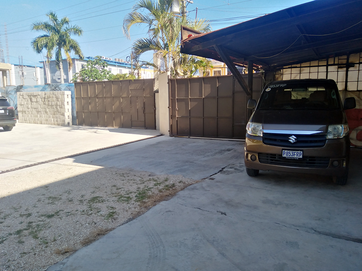 Amplio Parqueo - HOTEL MAXIMOS PETEN